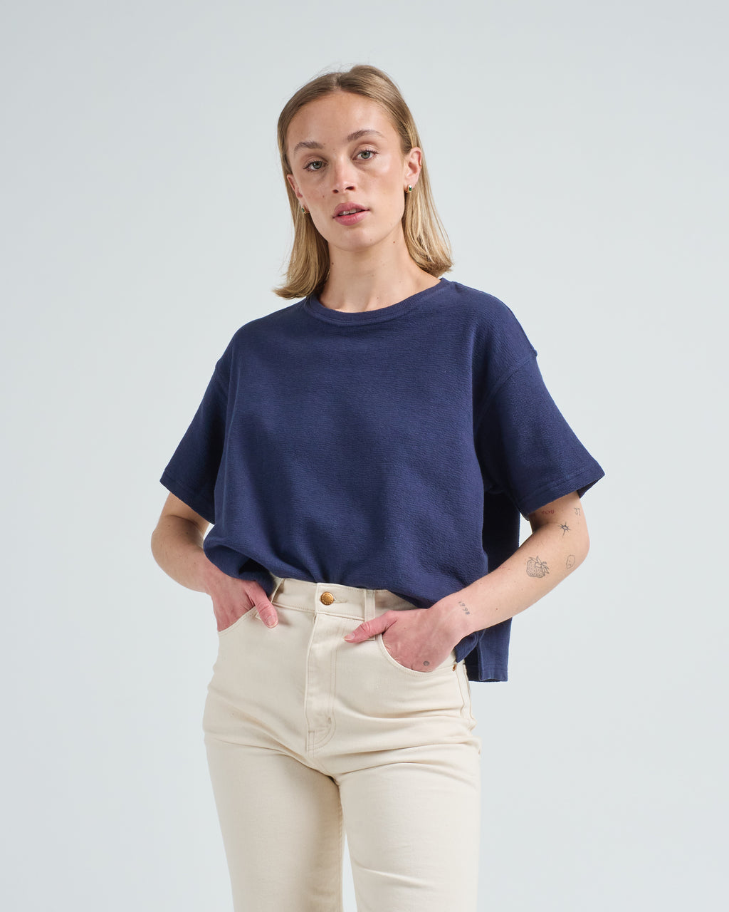 7115 By Szeki Signature Cropped Tee Navy – scarpa