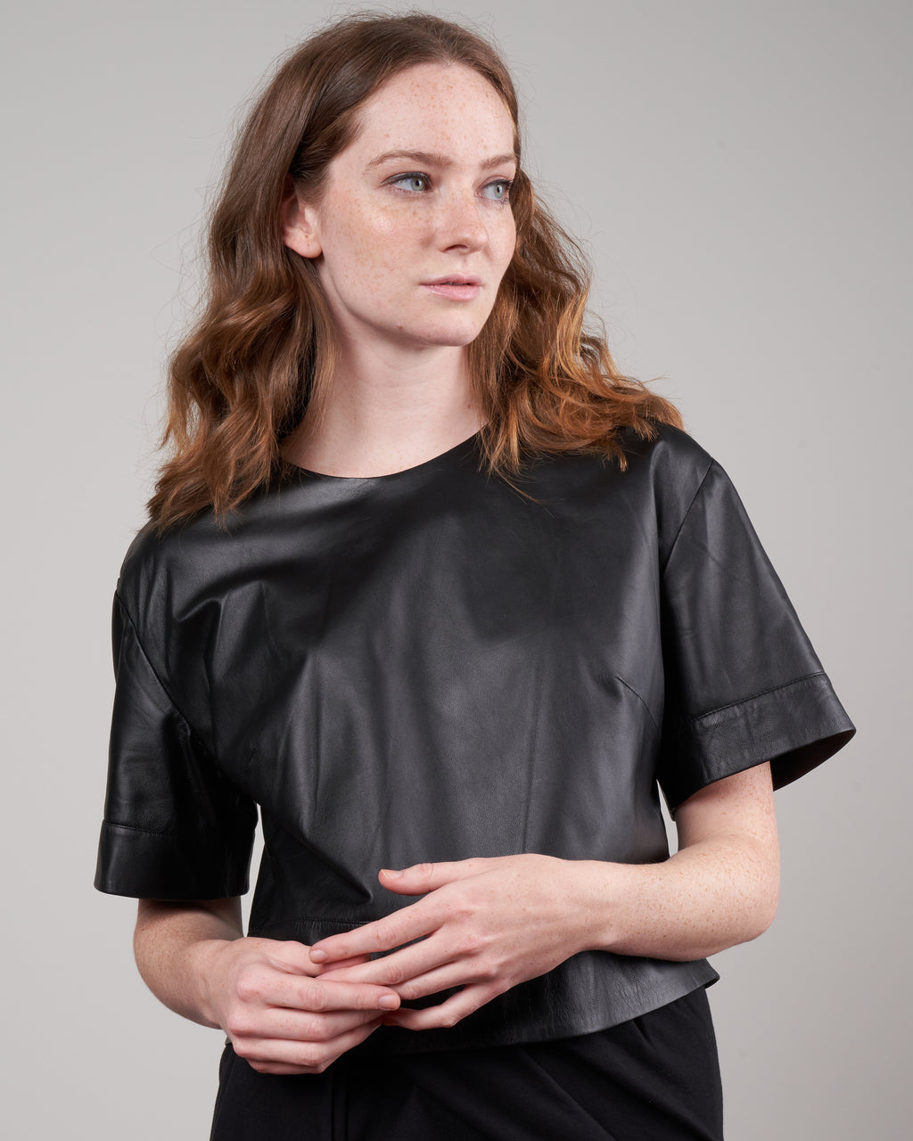 Arma Studio Leather Tee Black – scarpa