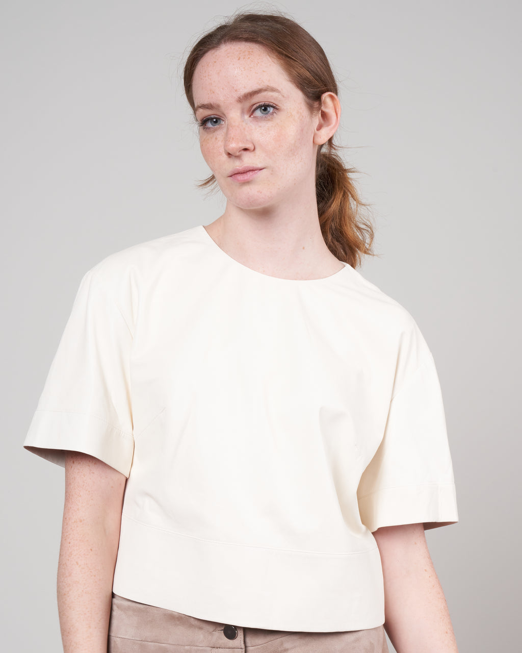 Arma Studio Leather Tee Milk – scarpa