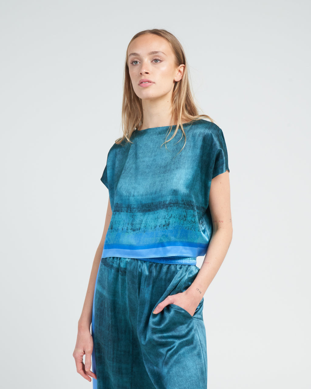 Carmen Molina Boxy Crop Tee Glacier – scarpa